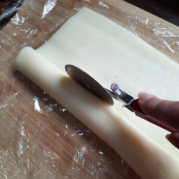 Halawet el Jibn (Syrian Sweet Cheese and Semolina Rolls)